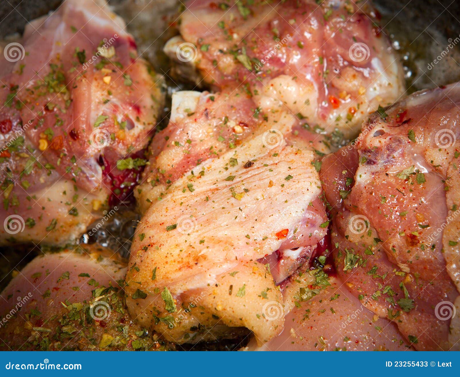 Het Vlees is Gebraden in Een Koper Met Kruiden Stock Afbeelding - Image ...