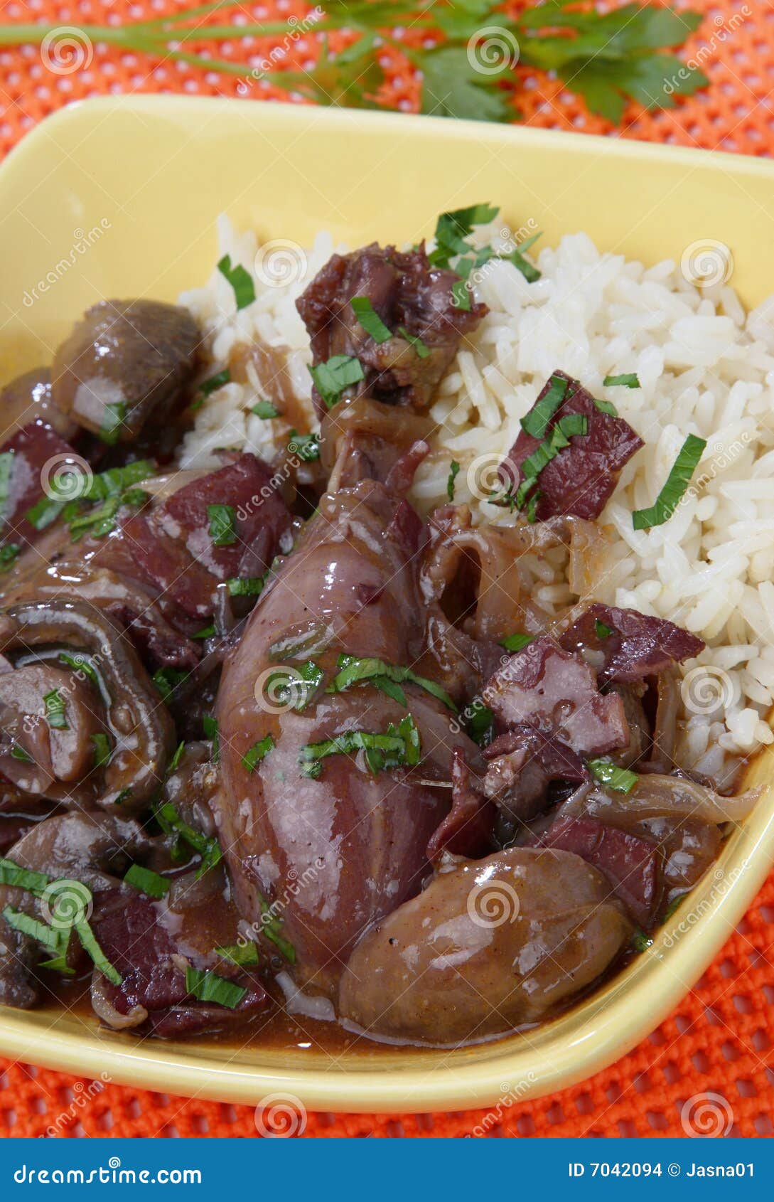 Het Vlees Van De Kip in Rode Wijnsaus Stock Foto - Image of peterselie ...