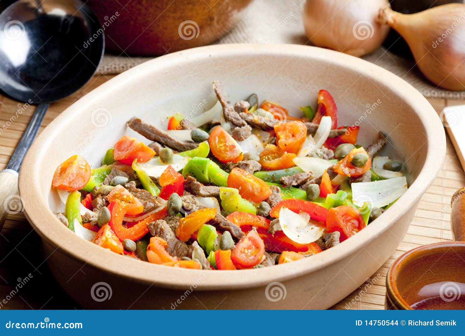 Het Vlees Van Het Rundvlees Stock Foto - Image of kappertje, schotel ...