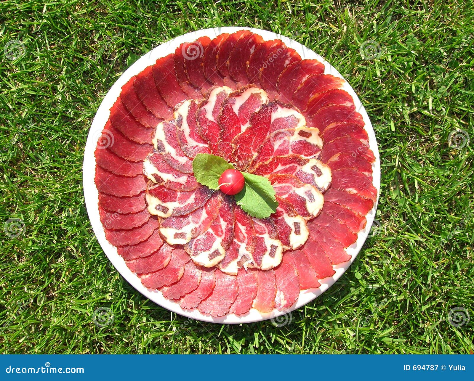 Het vlees wordt gediend stock afbeelding. Image of vers - 694787