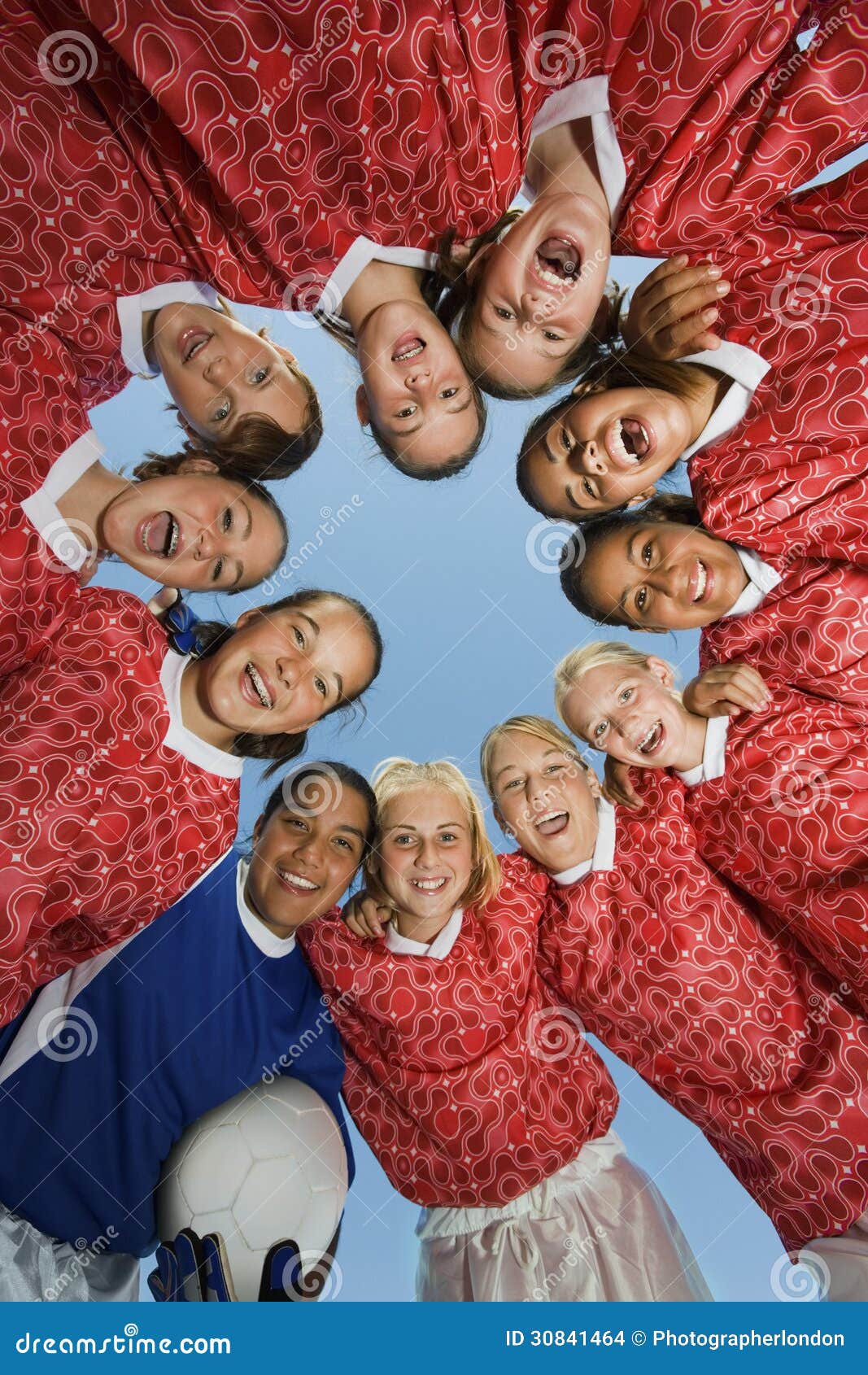 Het Voetbal Team in Huddle Van Meisjes Stock Foto - Image of palm ...