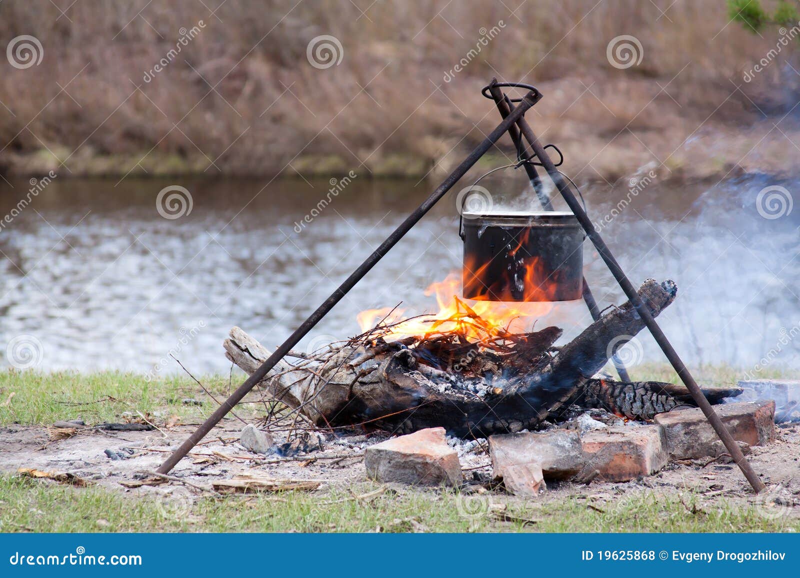 Het Voorbereiden Van Voedsel Op Kampvuur Stock Foto - Image of ...