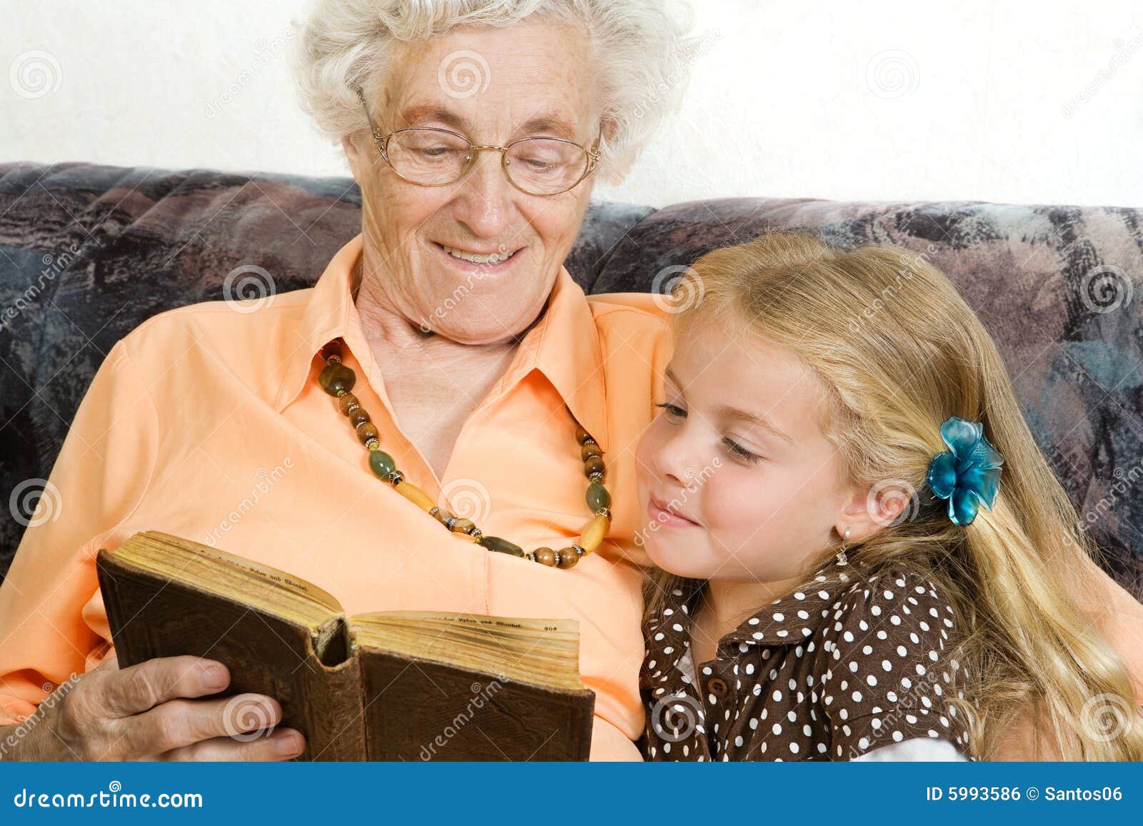 Het Voorlezen Van Een Verhaal Stock Foto - Image of glazen, kind: 5993586