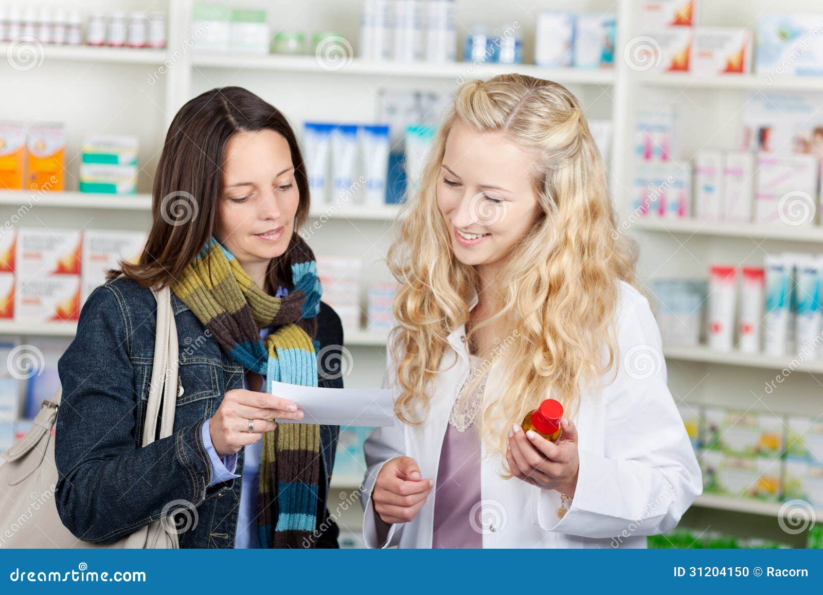 Het Voorschriftdocument Van Apothekerand Customer Reading Stock Foto ...
