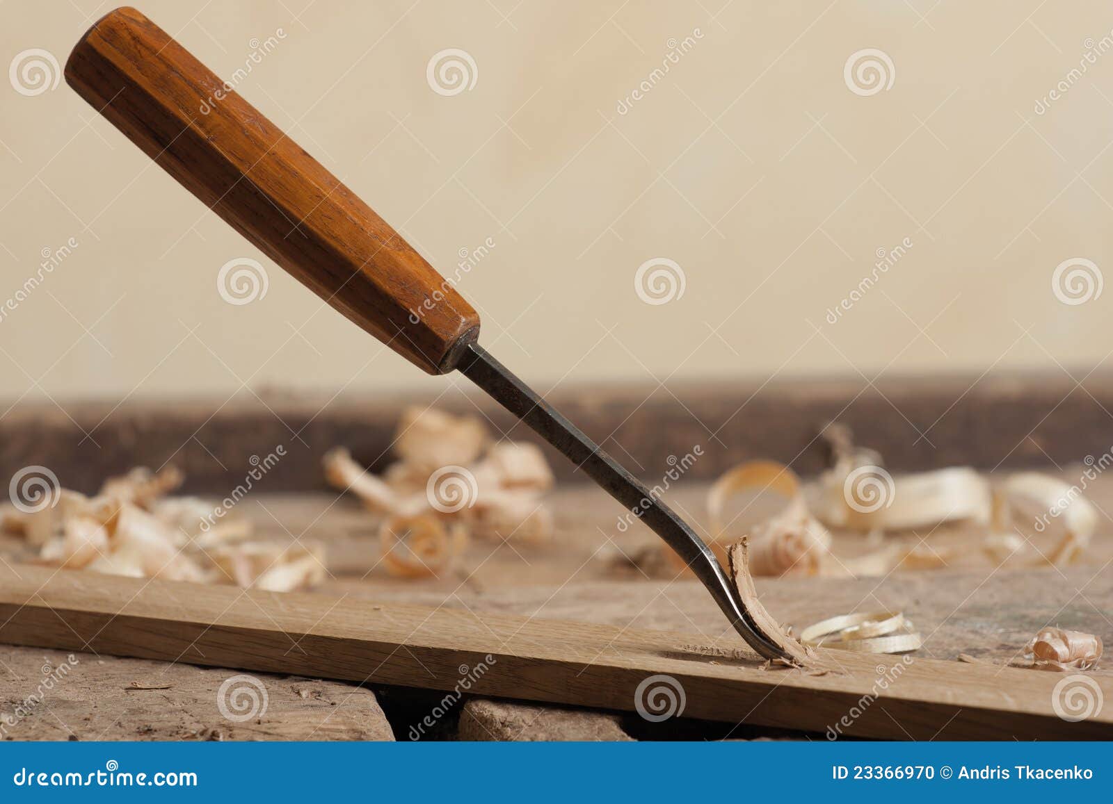 Het Vormen Van Hout Met Een Beitel Stock Foto - Image of houtbewerking ...