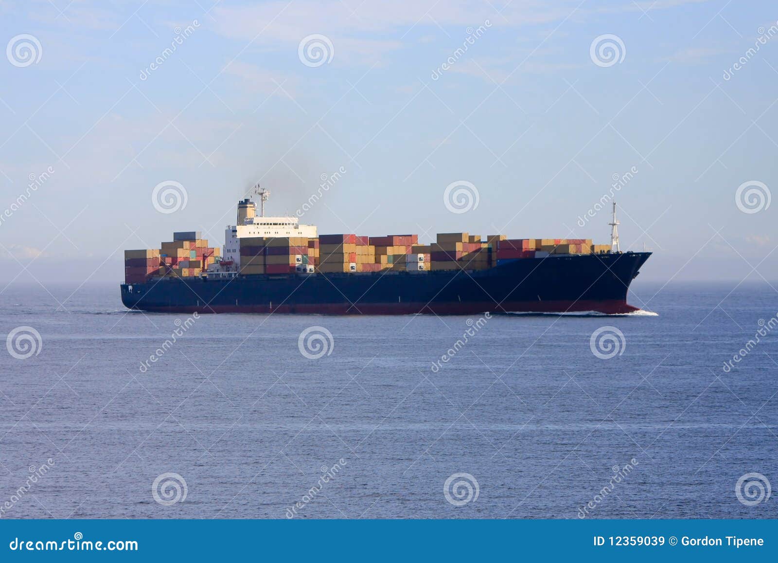 Het Vrachtschip Van De Container Op Zee. Stock Afbeelding - Image of ...