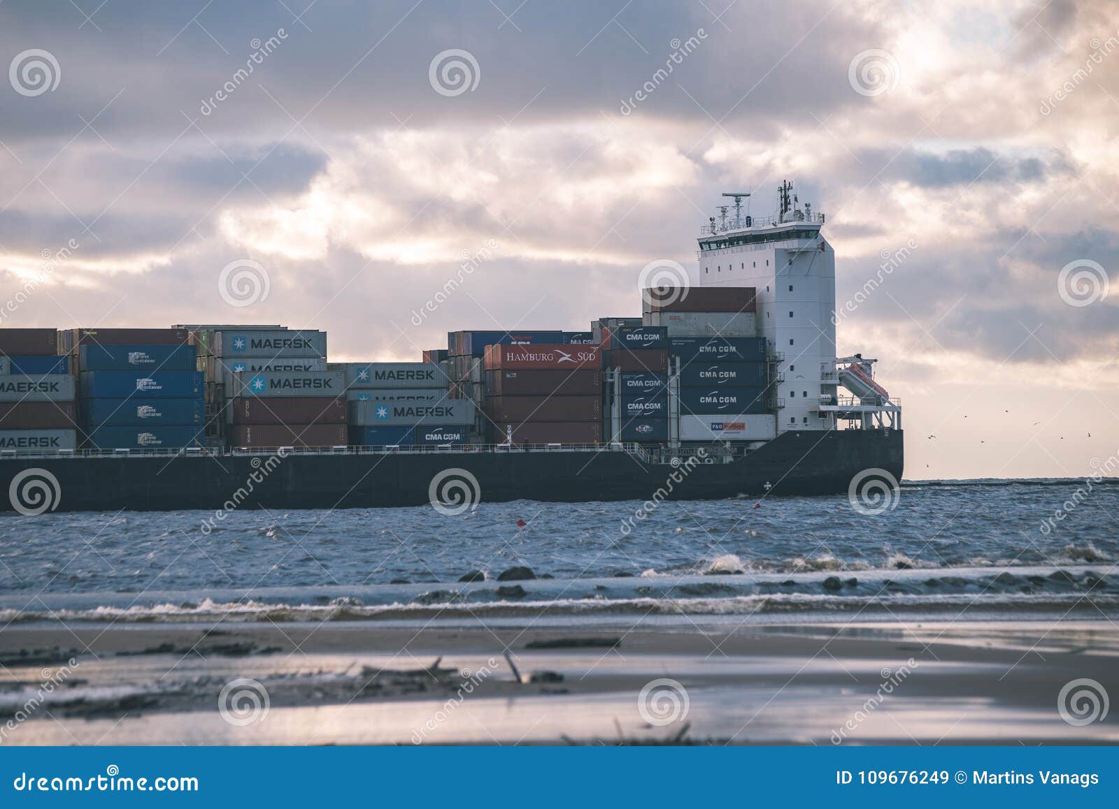 Het Vrachtschip Verlaat Haven Varend Weg - Uitstekend Filmeffect ... Het Vrachtschip Verlaat Haven Varend Weg - Uitstekend Filmeffect ...