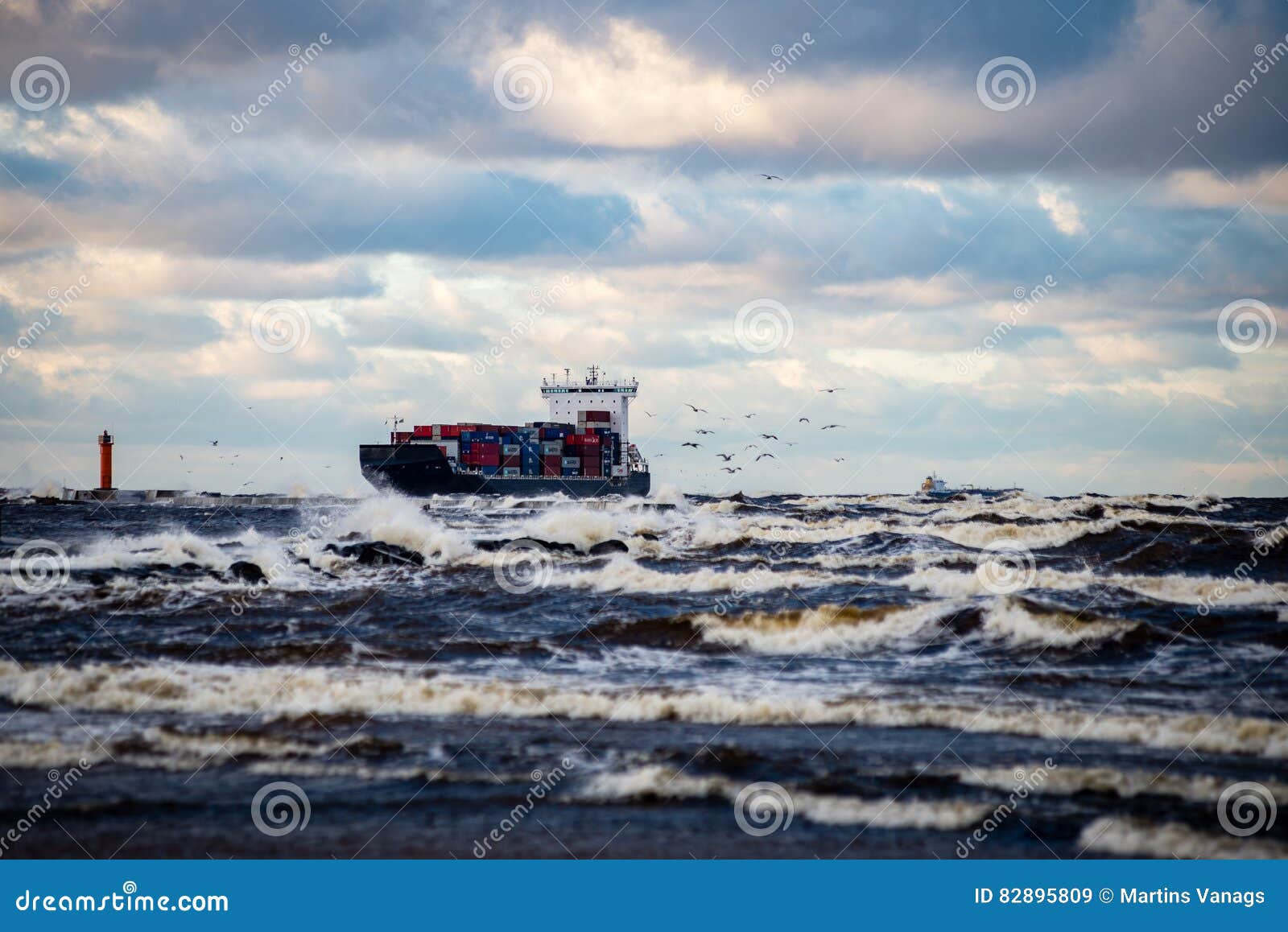 Het Vrachtschip Verlaat Haven Weg Varend Redactionele Stock Afbeelding ... Het Vrachtschip Verlaat Haven Weg Varend Redactionele Stock Afbeelding ...
