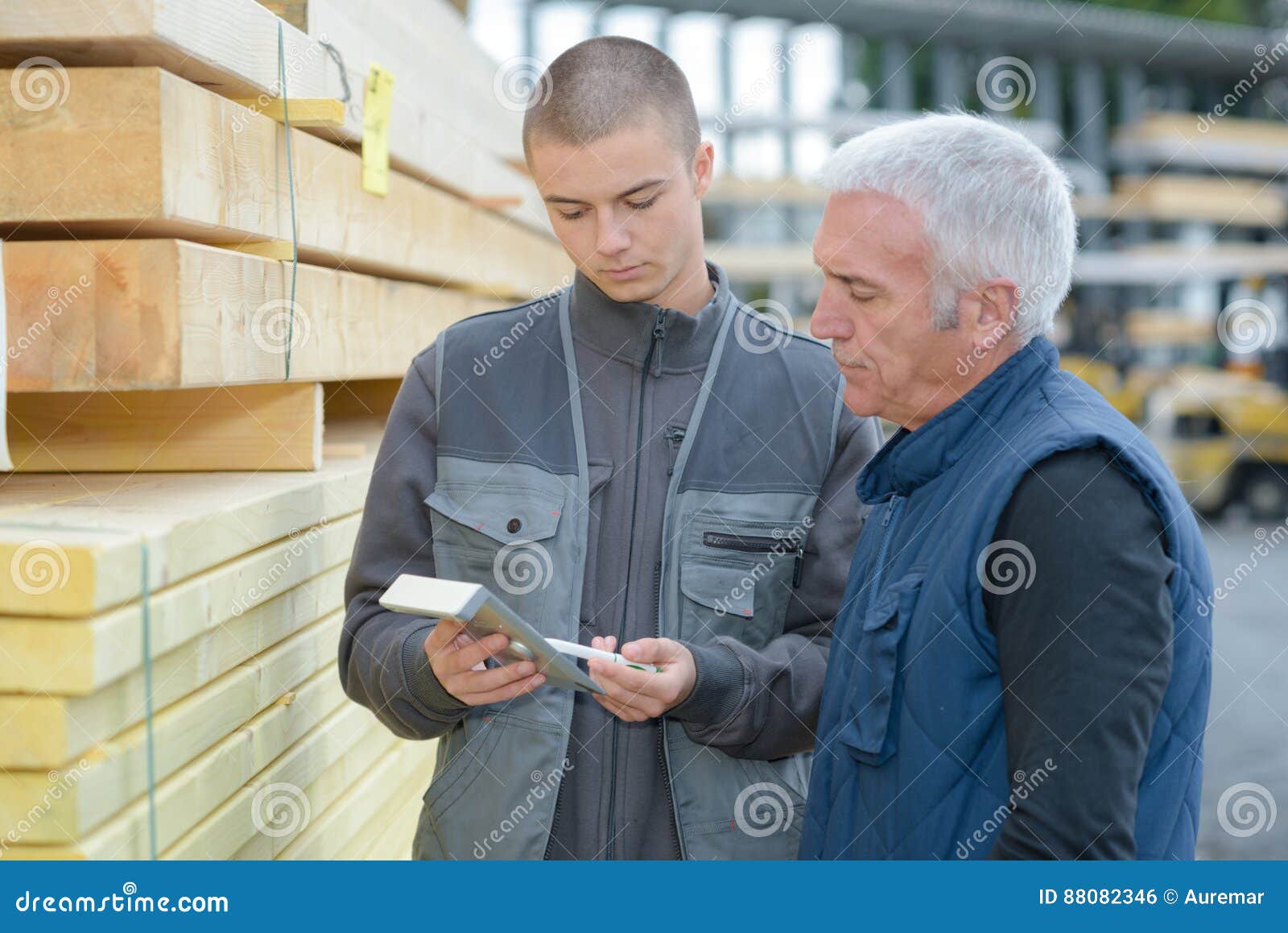 Het Vragen Om Hulp Van Collega Stock Foto - Image of lever, spoor: 88082346