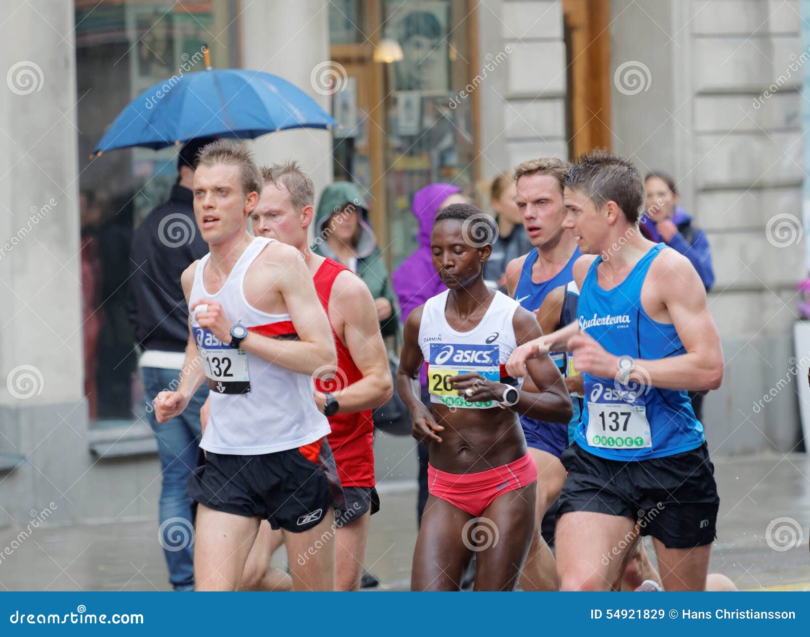 Het Vrouwelijke Winnaar Lopen Redactionele Stock Afbeelding - Image of ...