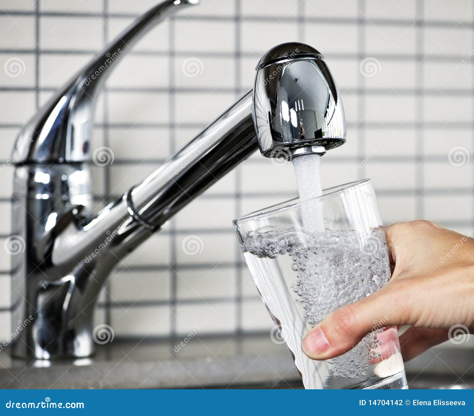 Het Vullen Van Glas Van Leidingwater Stock Foto - Image of bellen ...