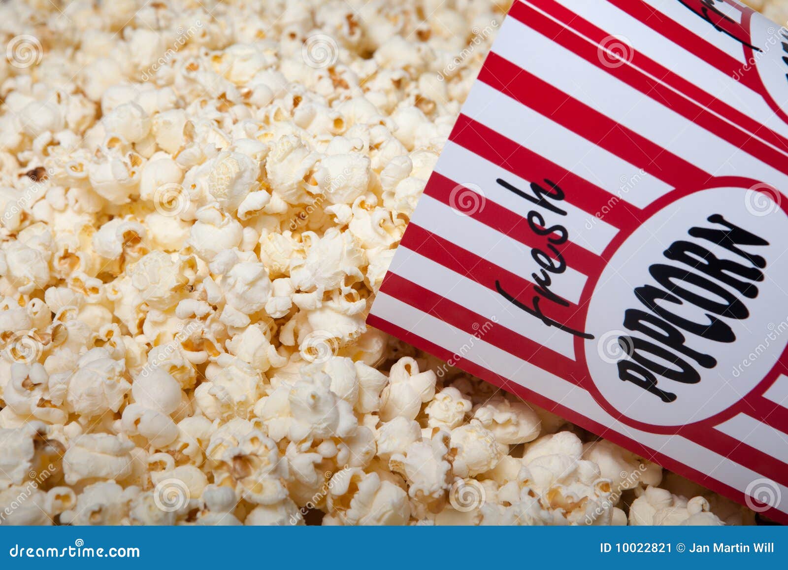 Het Vullen Van Karton Met Popcorn Stock Afbeelding - Image of sluit ...