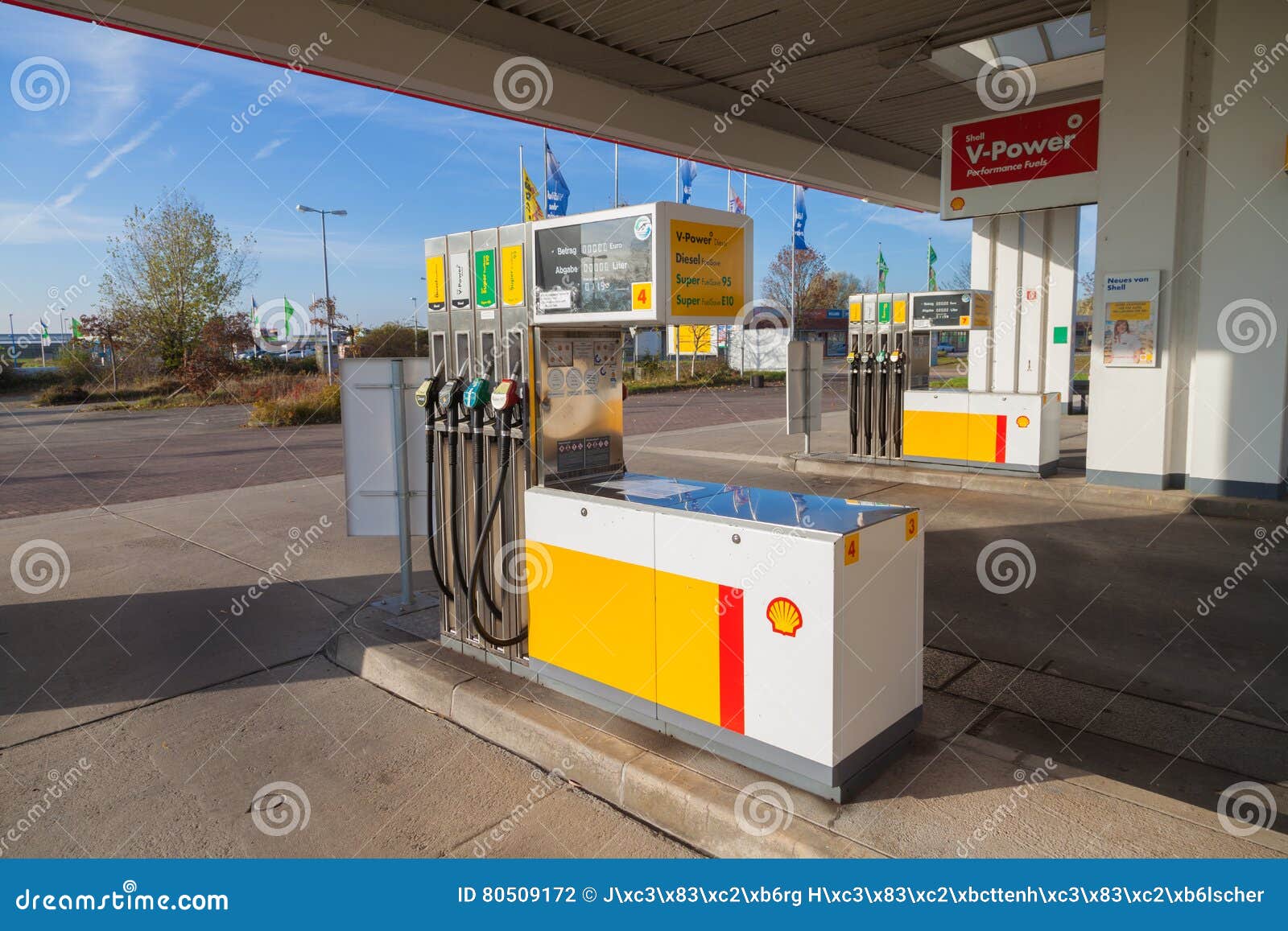 Het Vullen Van Pijpen Bij Een Shell-benzinestation Redactionele ...