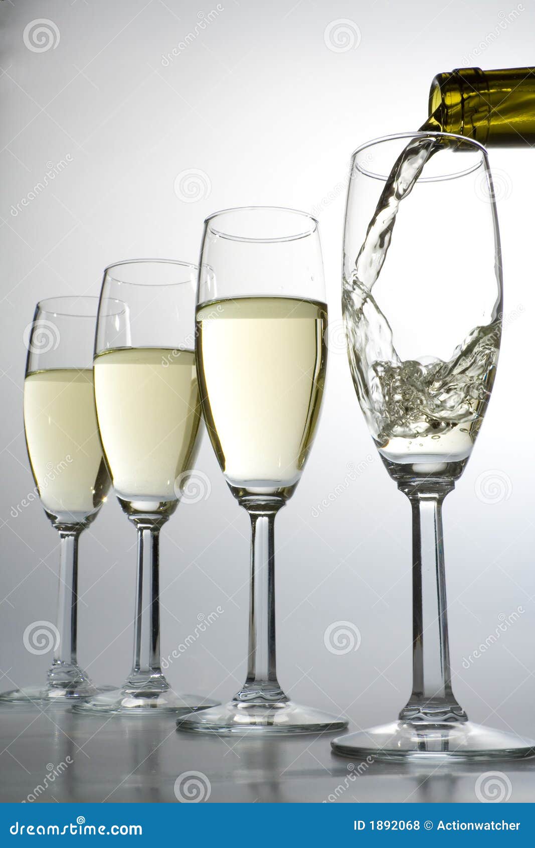 Het Vullen Van Wijnglazen Met Wijn Stock Foto - Image of giet ...