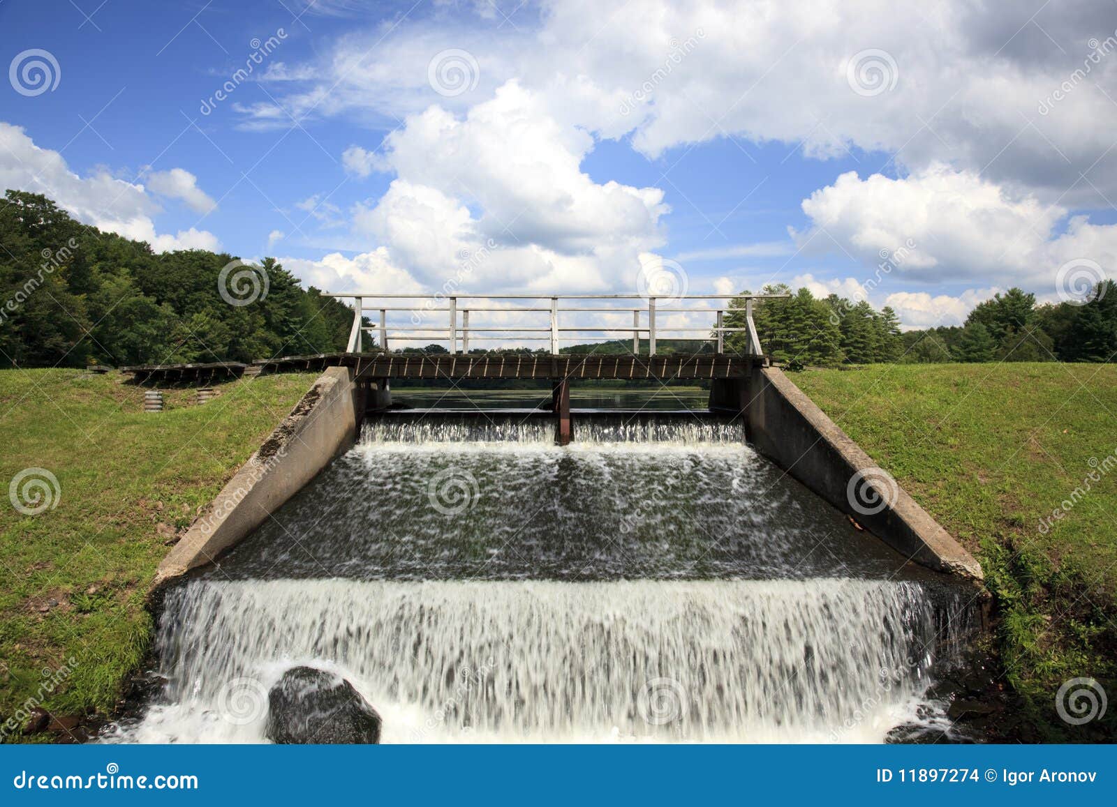 Het waterdam van het meer stock foto. Image of meer, hemel - 11897274