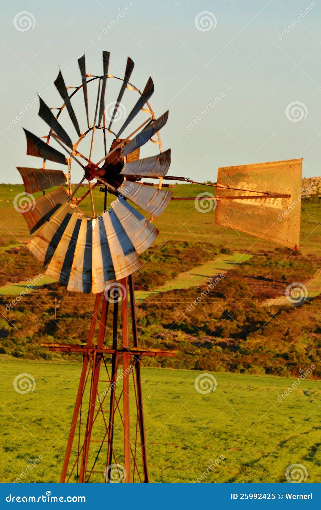 Het Waterpomp Van De Windmolen Stock Afbeelding - Image of weide ...