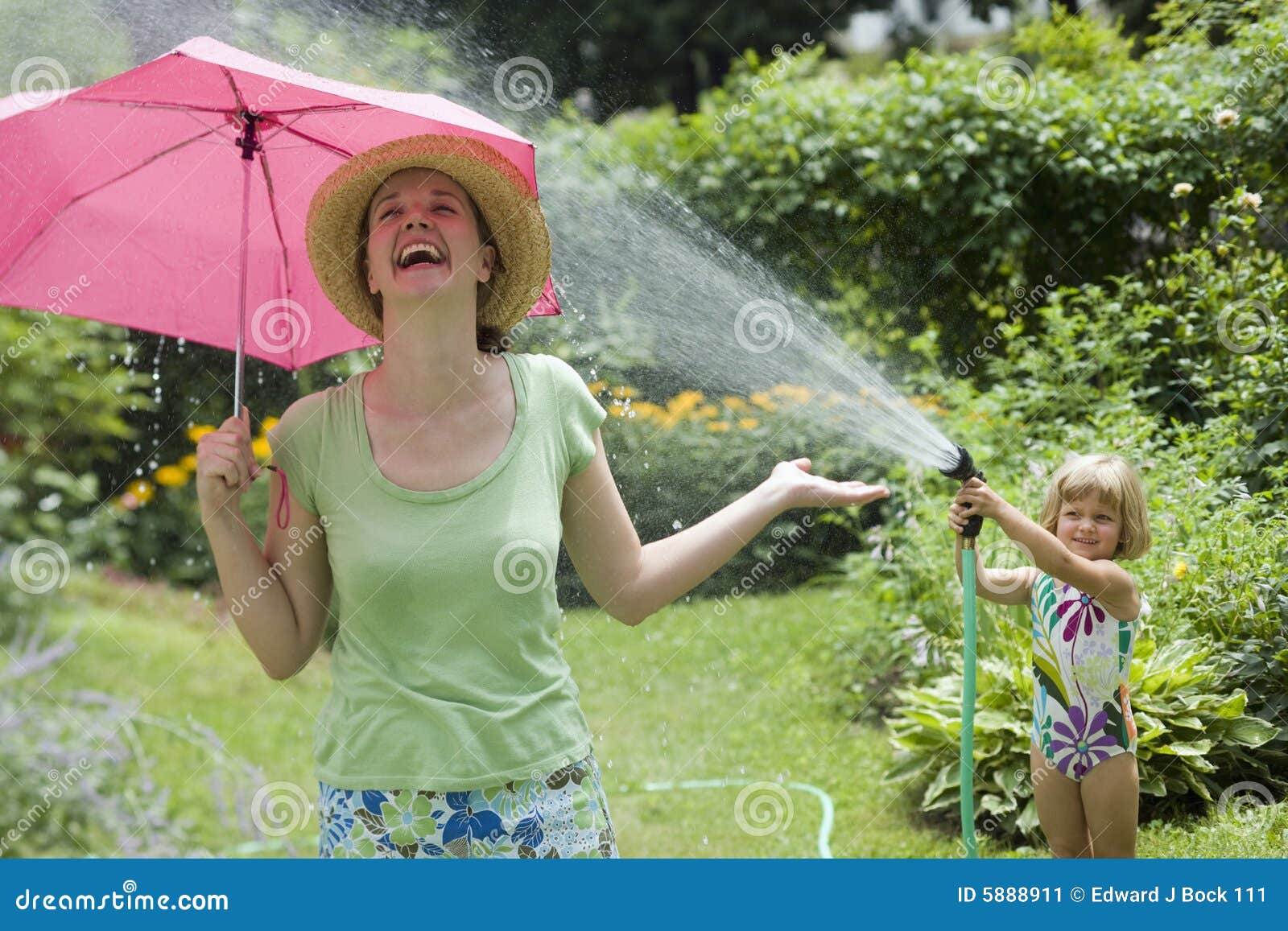 Het Waterpret Van De Verrassing in De Tuin Stock Afbeelding - Image of ...