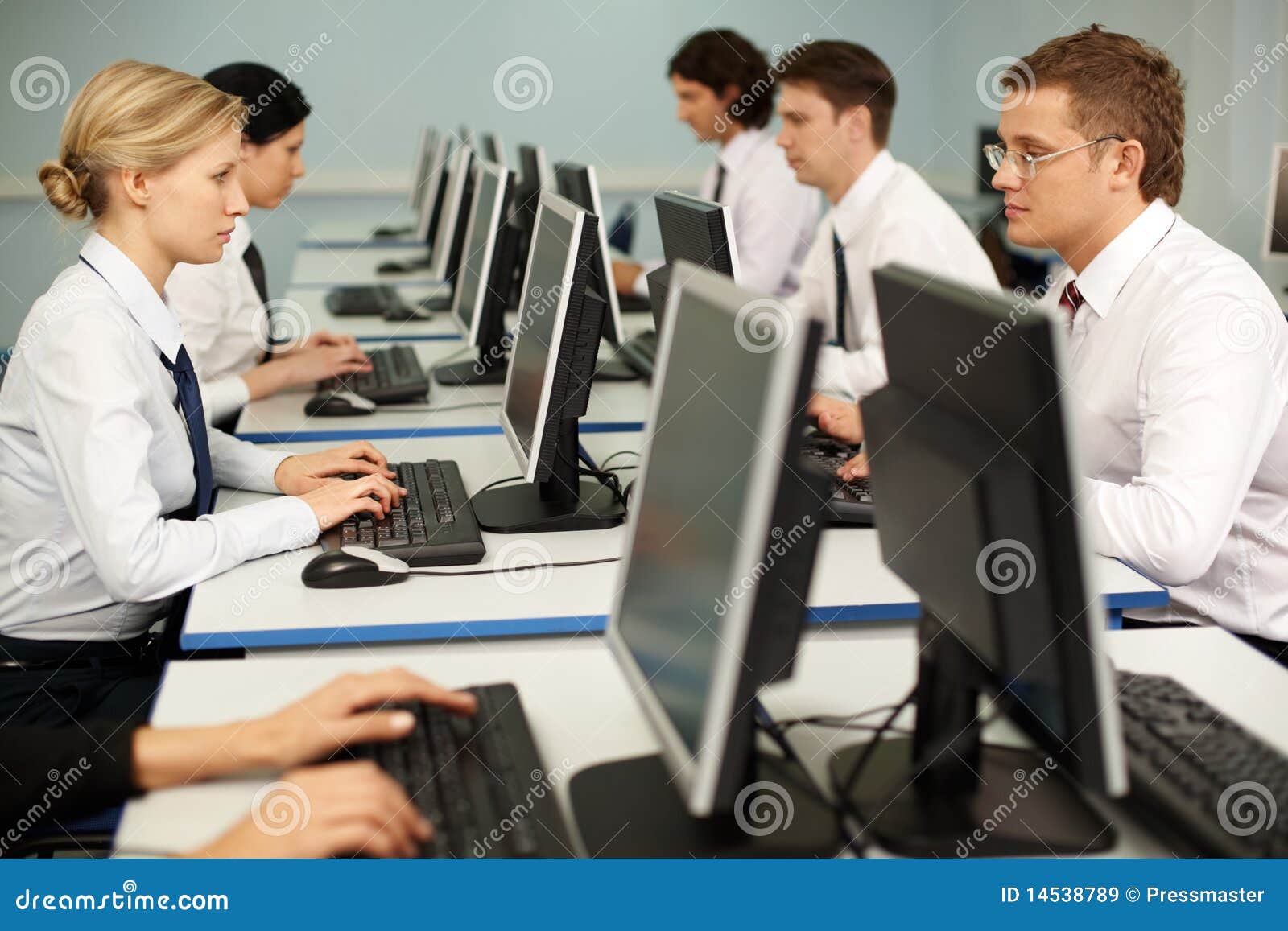 Het werk van de computer stock afbeelding. Image of leerling - 14538789