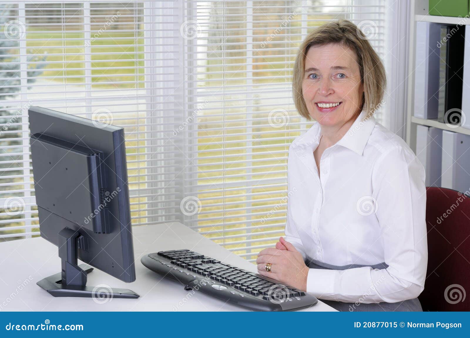Het Werk van de computer stock afbeelding. Image of vrouw - 20877015