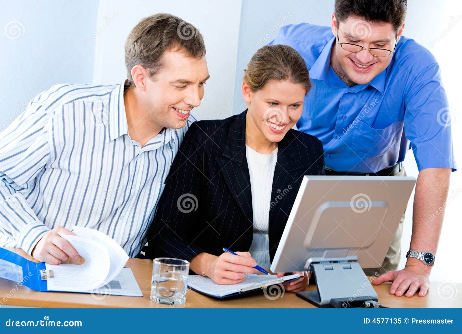 Het werk van de computer stock afbeelding. Image of kaukasisch - 4577135