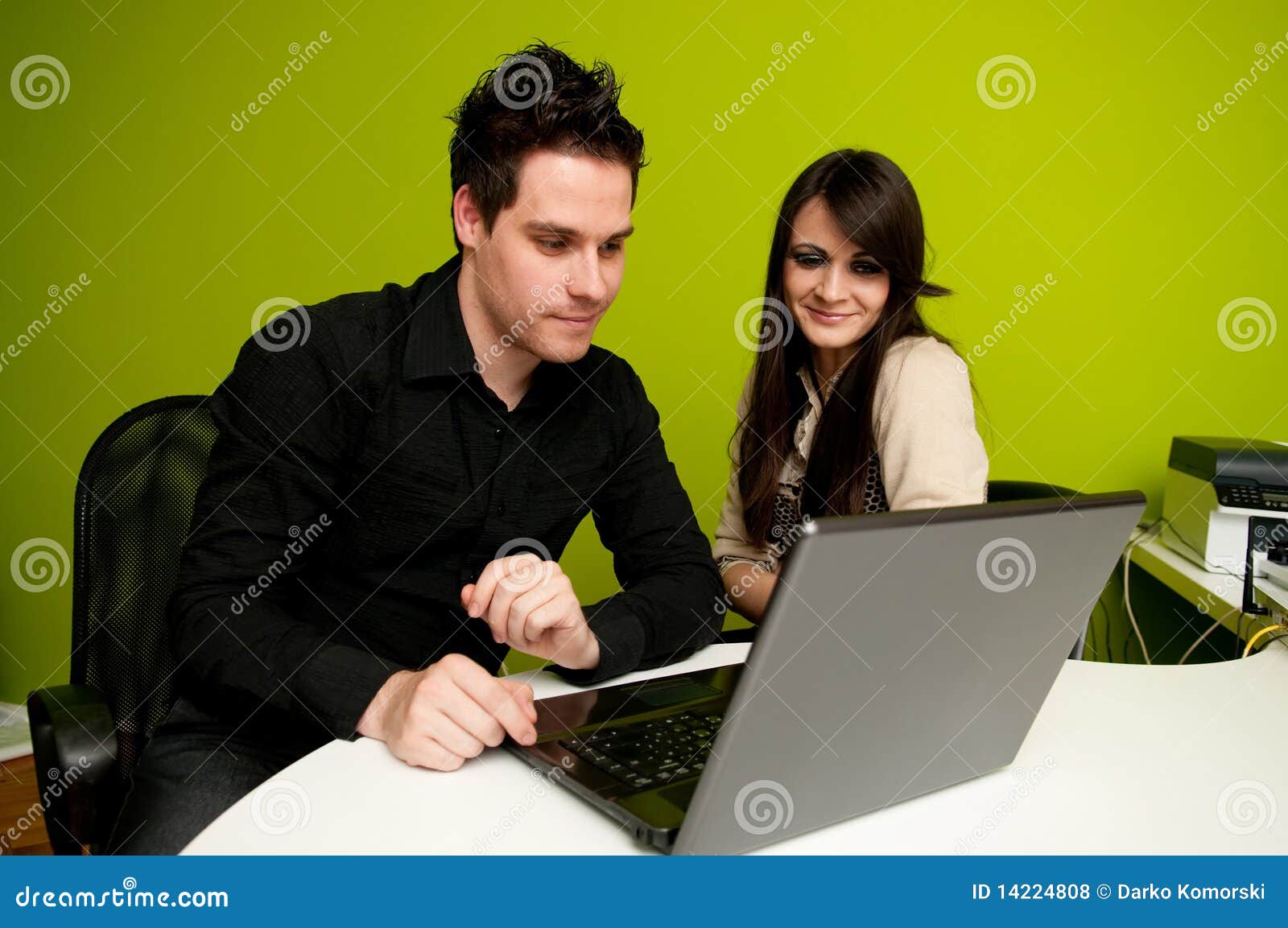 Het werken aan computer stock foto. Image of laptop, vrienden - 14224808