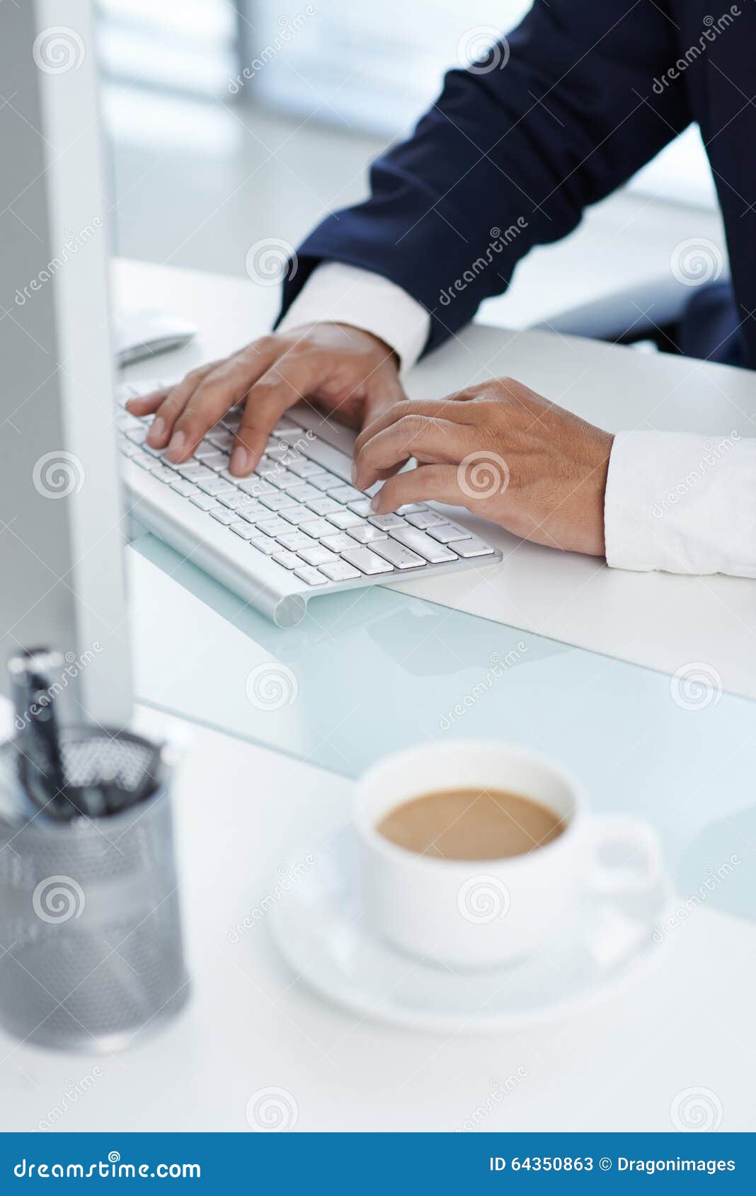 Het werken aan computer stock afbeelding. Image of informatie - 64350863