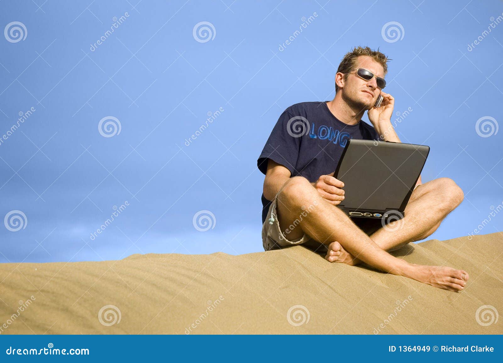 Het werken aan het strand stock afbeelding. Image of vrijheid - 1364949