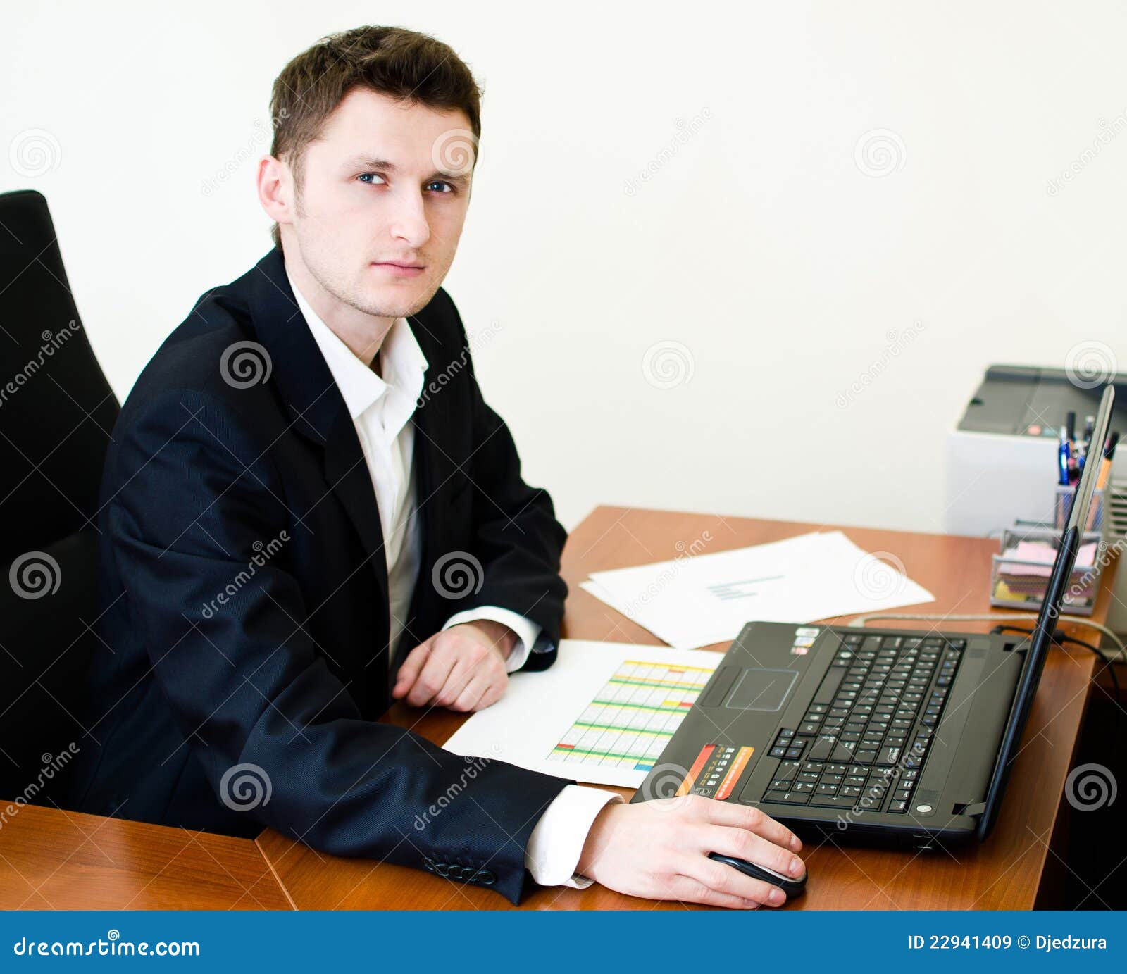 Het werken aan laptop stock afbeelding. Image of notitieboekje - 22941409