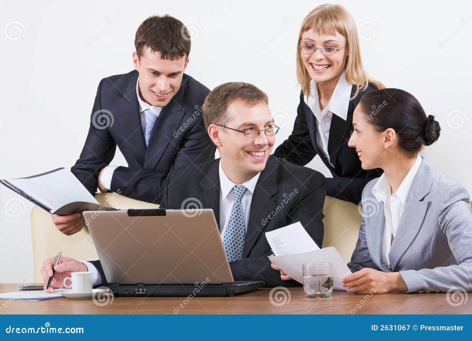 Het werken in een groep stock afbeelding. Image of professioneel - 2631067