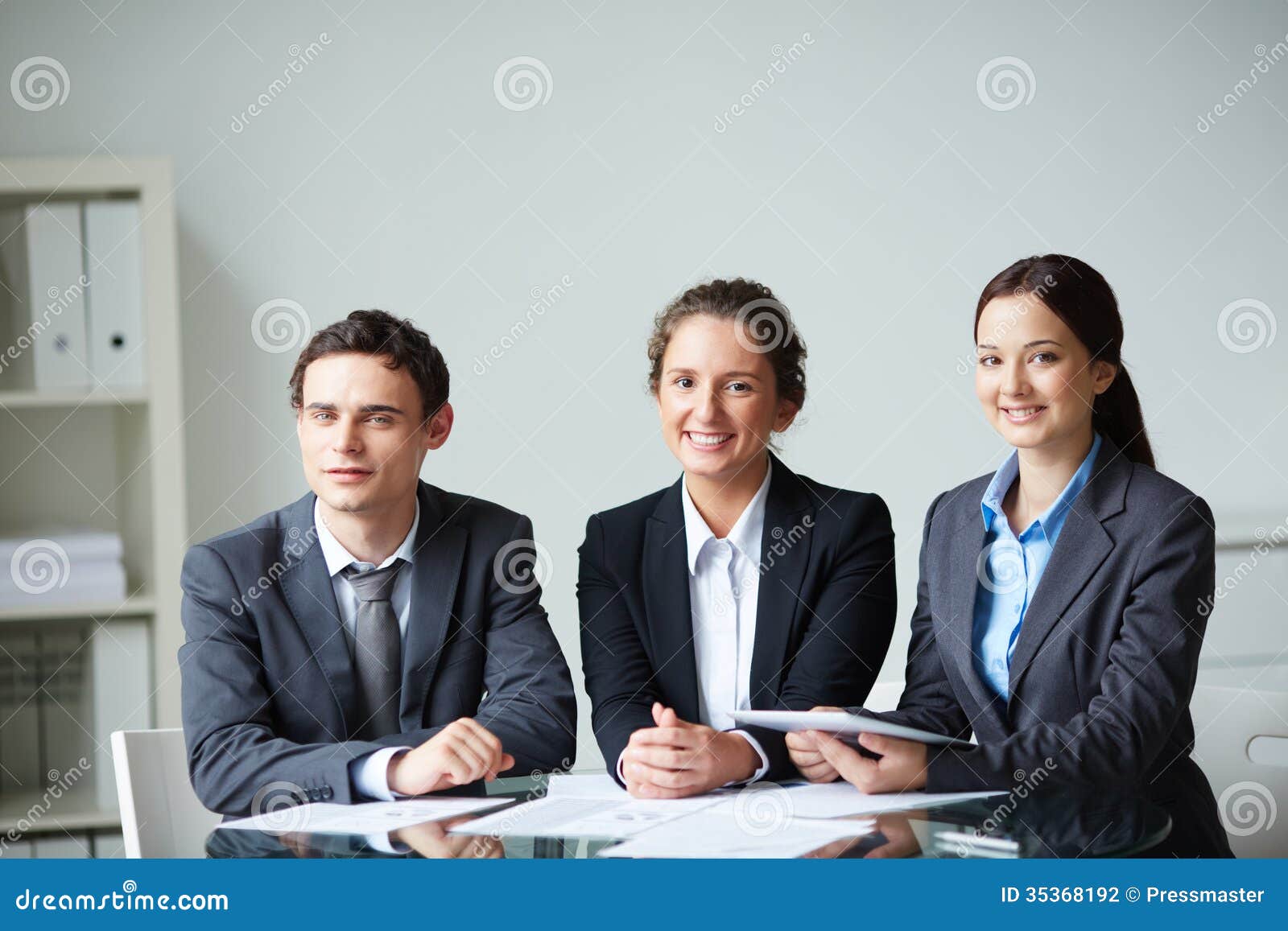 Het werken in groep stock foto. Image of zaken, knap - 35368192