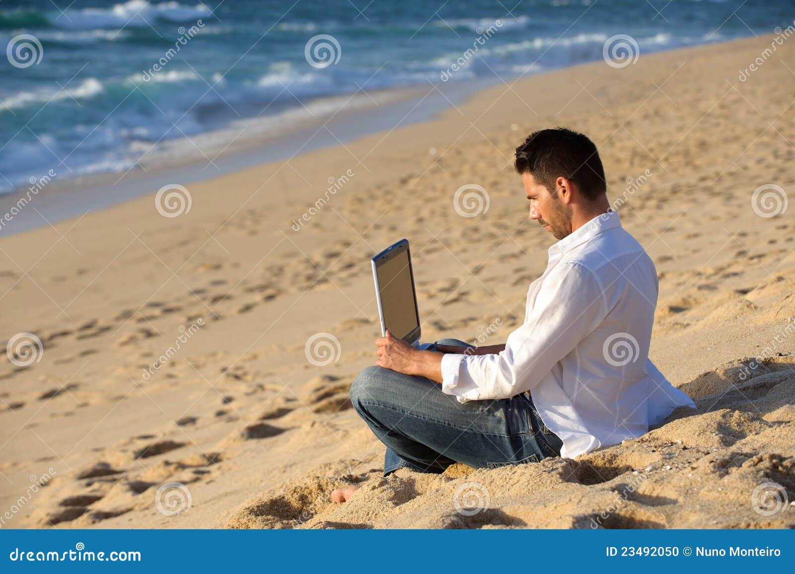 Het Werken in Laptop Bij Het Strand Stock Foto - Image of netwerk ...