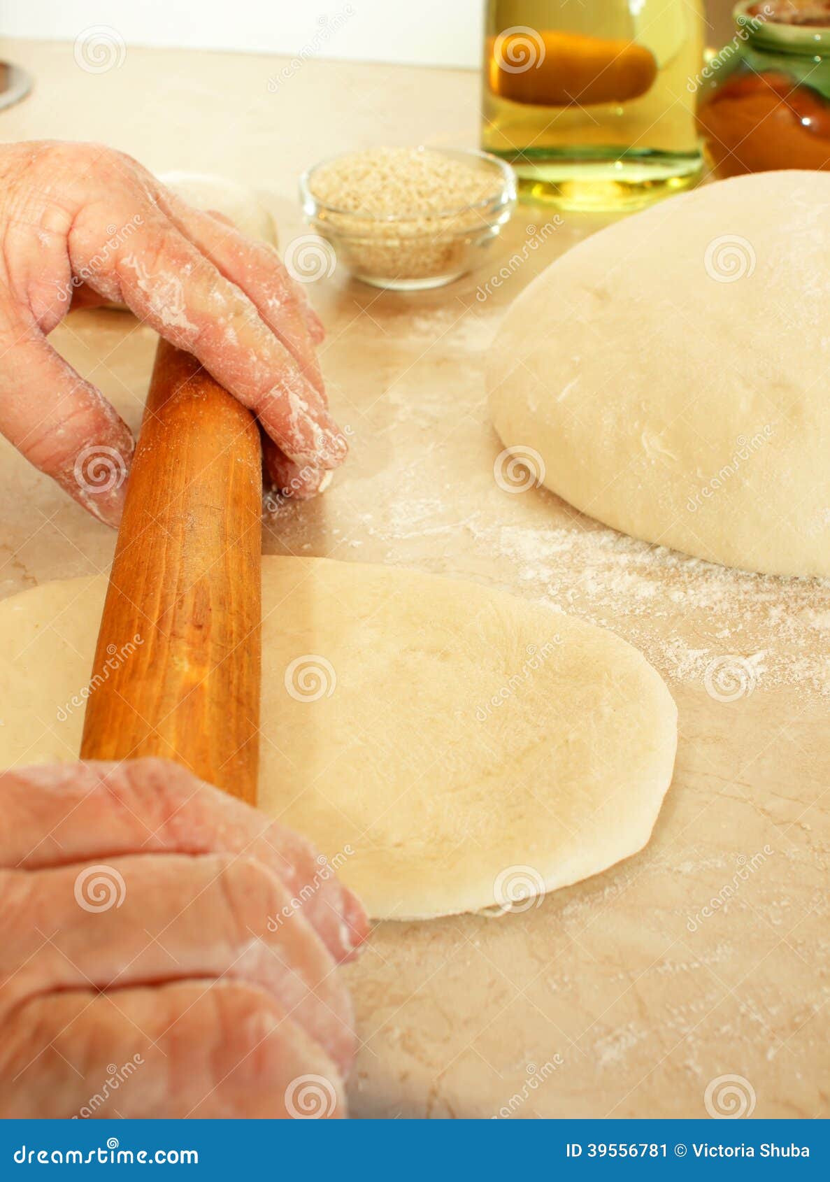 Het werken met gistdeeg stock afbeelding. Image of vorm - 39556781