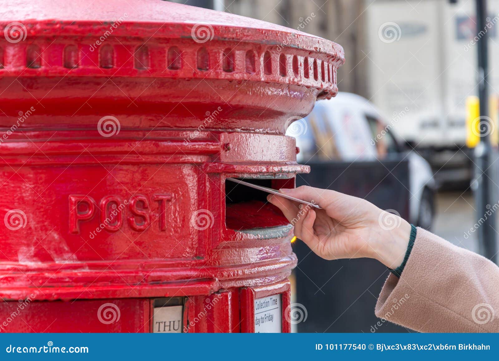 Het Werpen Van Een Brief in Een Rode Britse Postbus Stock Foto - Image ...