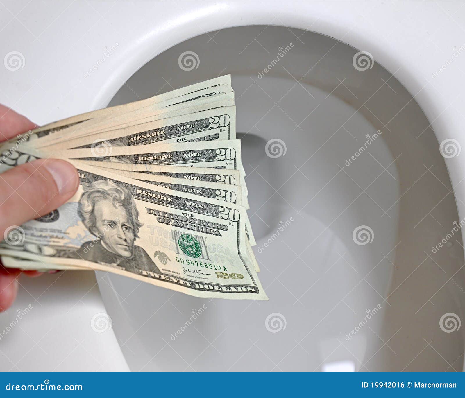 Het Werpen Van Geld Onderaan Het Toilet Stock Foto - Image of werp ...