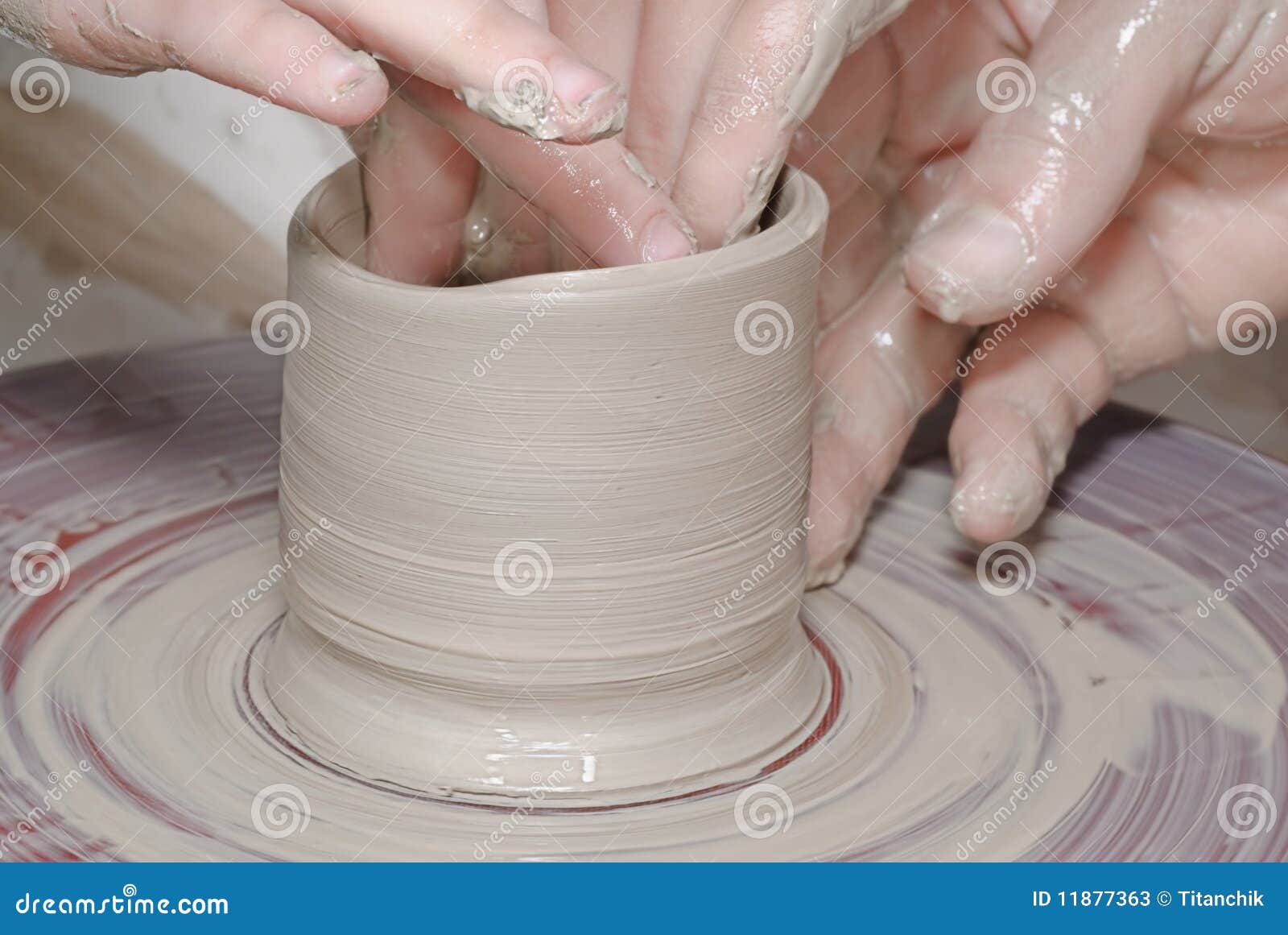 Het Wiel En De Hand Van De Pottenbakker Stock Afbeelding - Image of ...