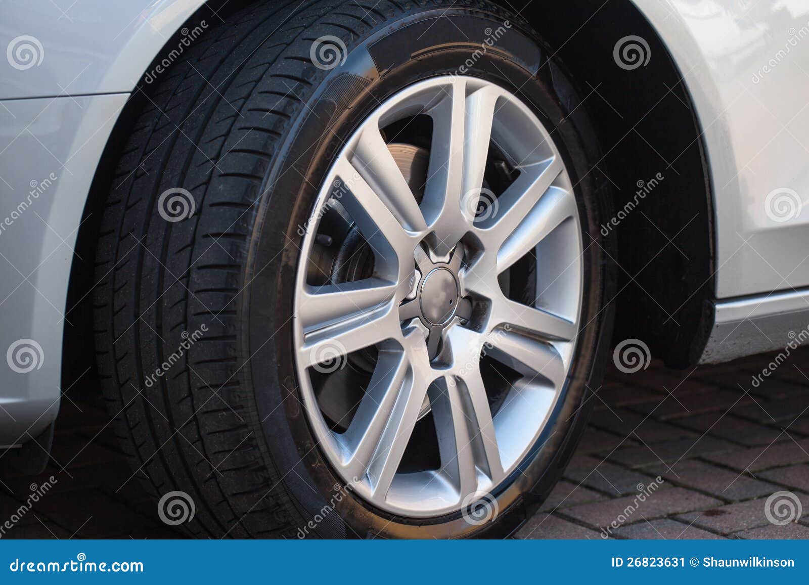 Het Wiel Van De Auto Op Auto Stock Afbeelding - Image of wiel, legering ...