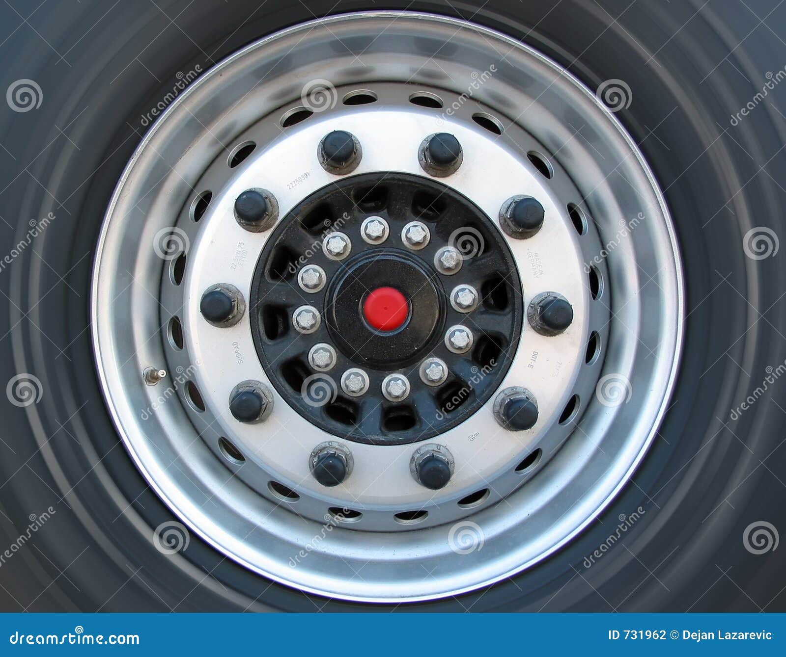 Het Wiel Van De Vrachtwagen Stock Foto - Image of sport, voertuig: 731962