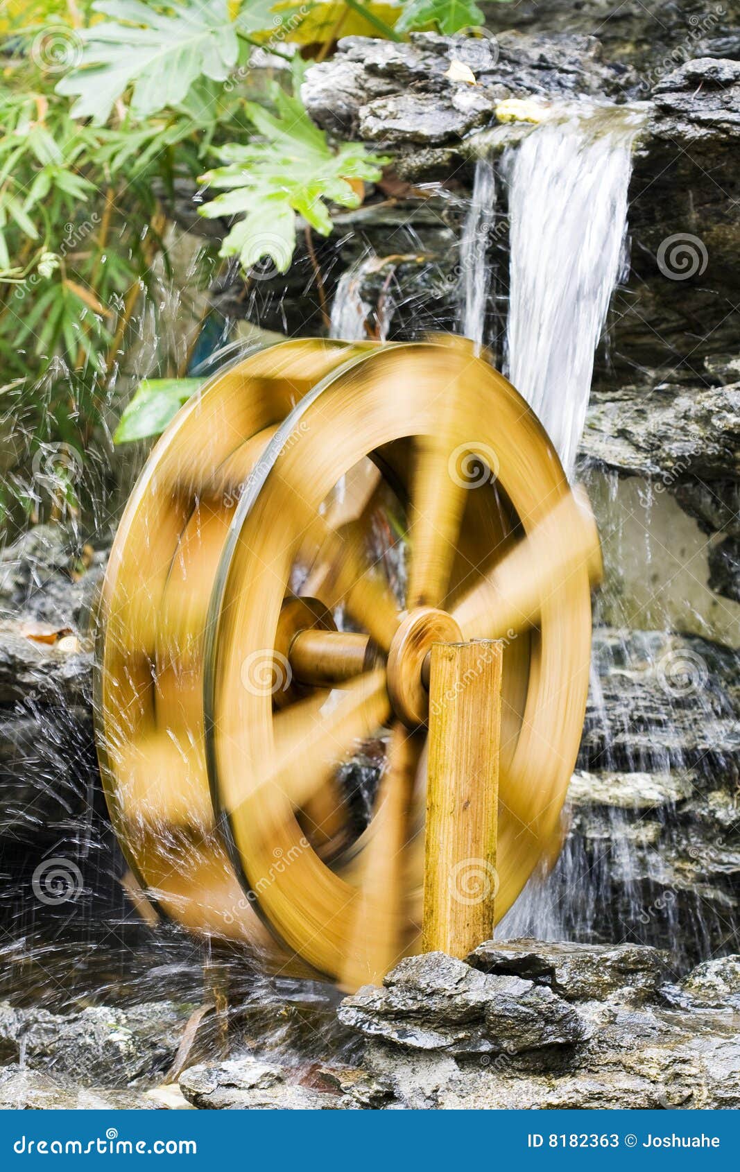 Het wiel van het water stock afbeelding. Image of malen - 8182363