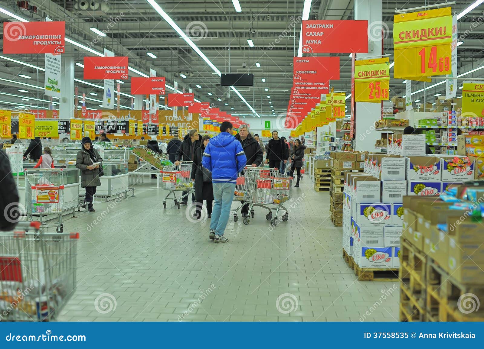 Het Winkelen Bij De Supermarkt Redactionele Afbeelding - Image of blij ...