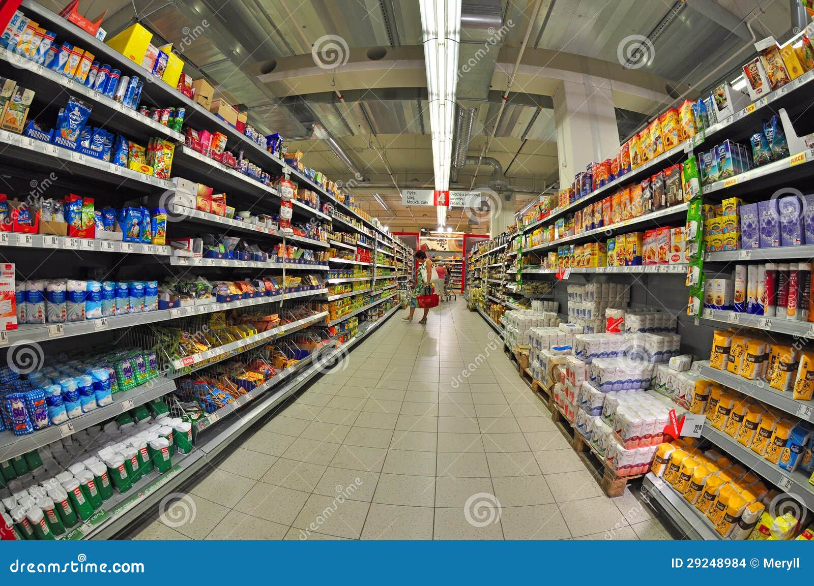 Het winkelen in supermarkt redactionele stock afbeelding. Image of ...