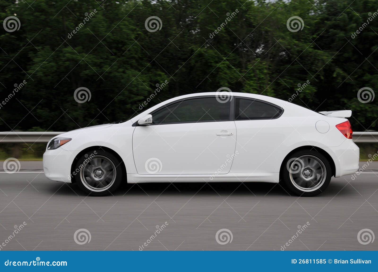 Het Witte Auto Verzenden Op Weg Stock Afbeelding - Image of toyota ...
