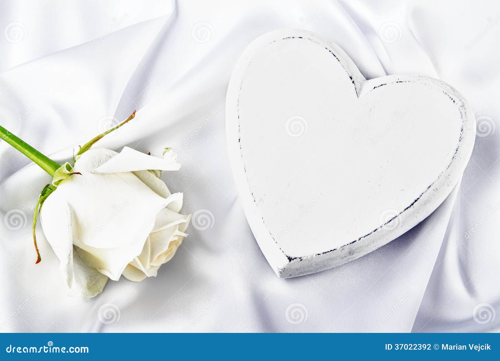 Het Witte Hart Met Wit Nam Toe Stock Foto - Image of bruid, chroom ...