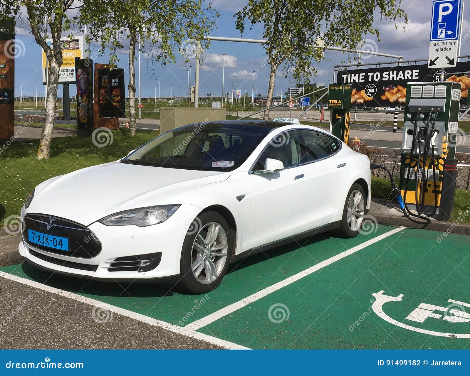 Het witte Tesla-taxi laden redactionele fotografie. Image of tesla ...