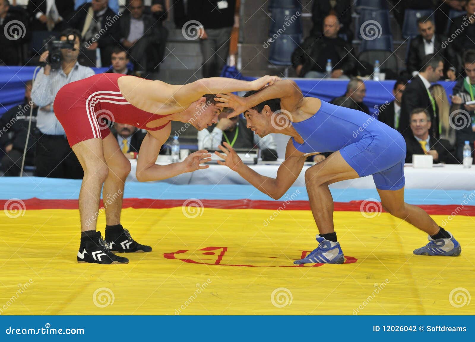 Het worstelen redactionele fotografie. Image of rood - 12026042