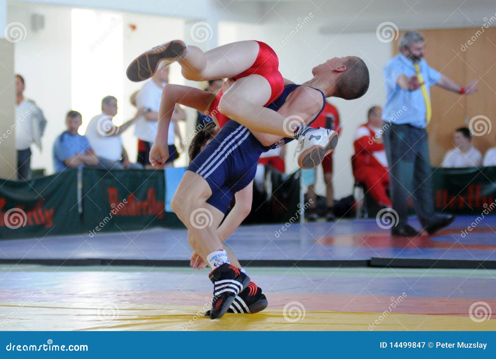 Het worstelen actie redactionele fotografie. Image of kadet - 14499847