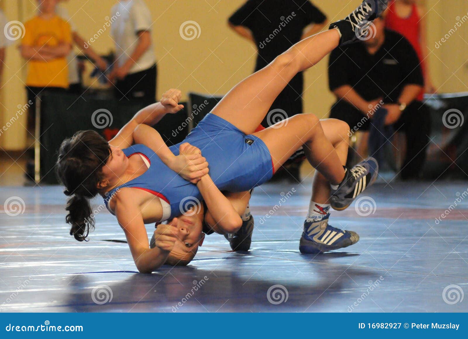 Het worstelen van de jeugd redactionele fotografie. Image of jong ...