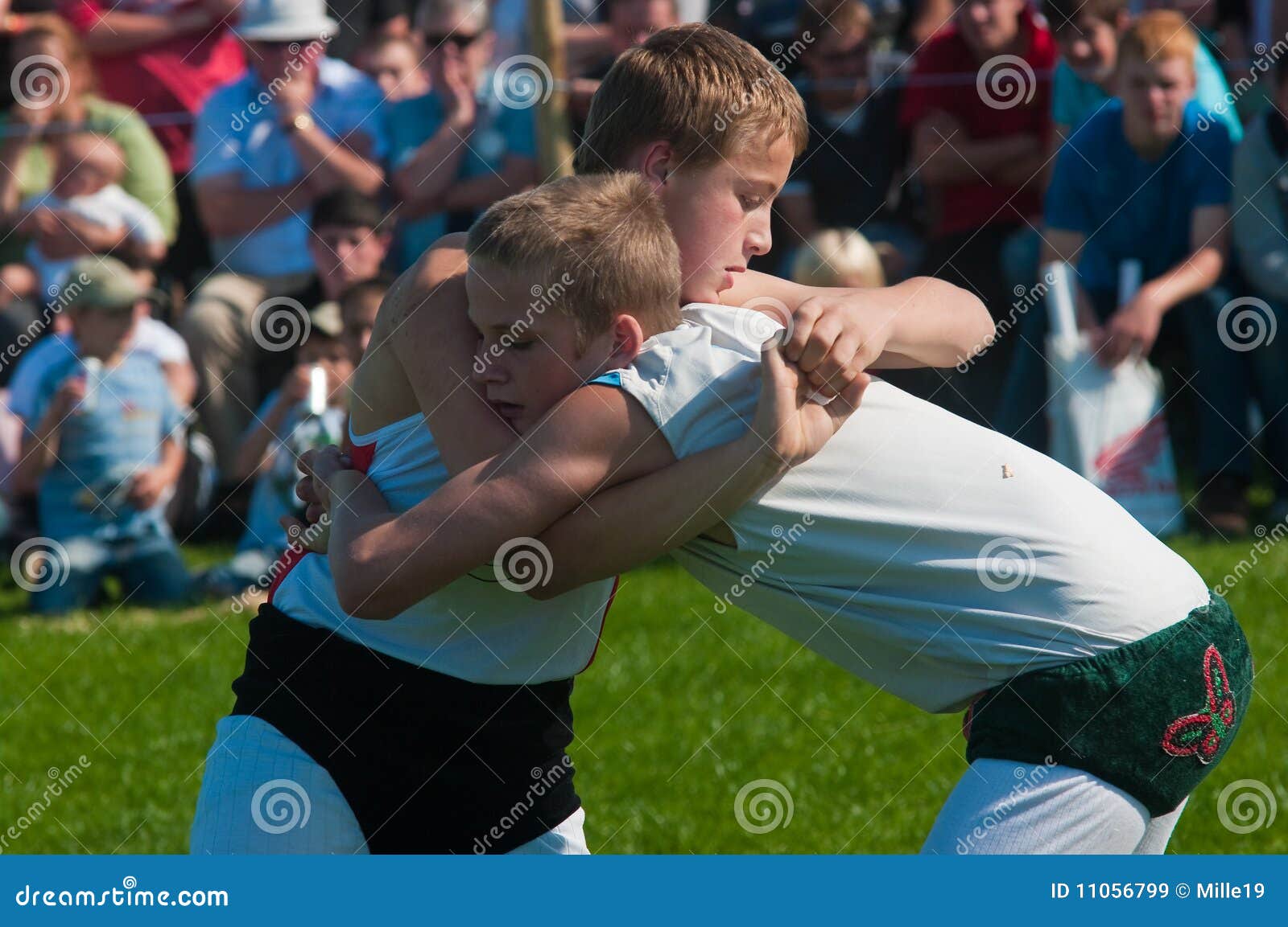 Het worstelen van jongeren redactionele stock afbeelding. Image of ...