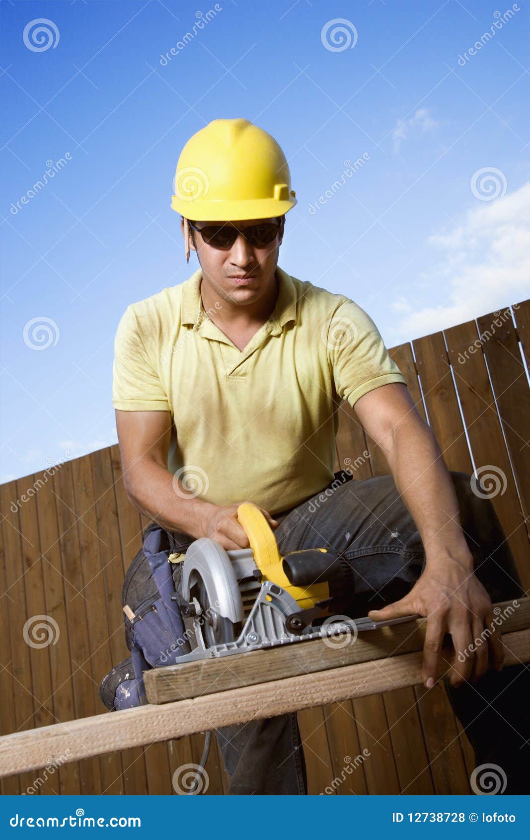 Het Zagende Hout Van De Bouwvakker Stock Foto - Image of glazen ...