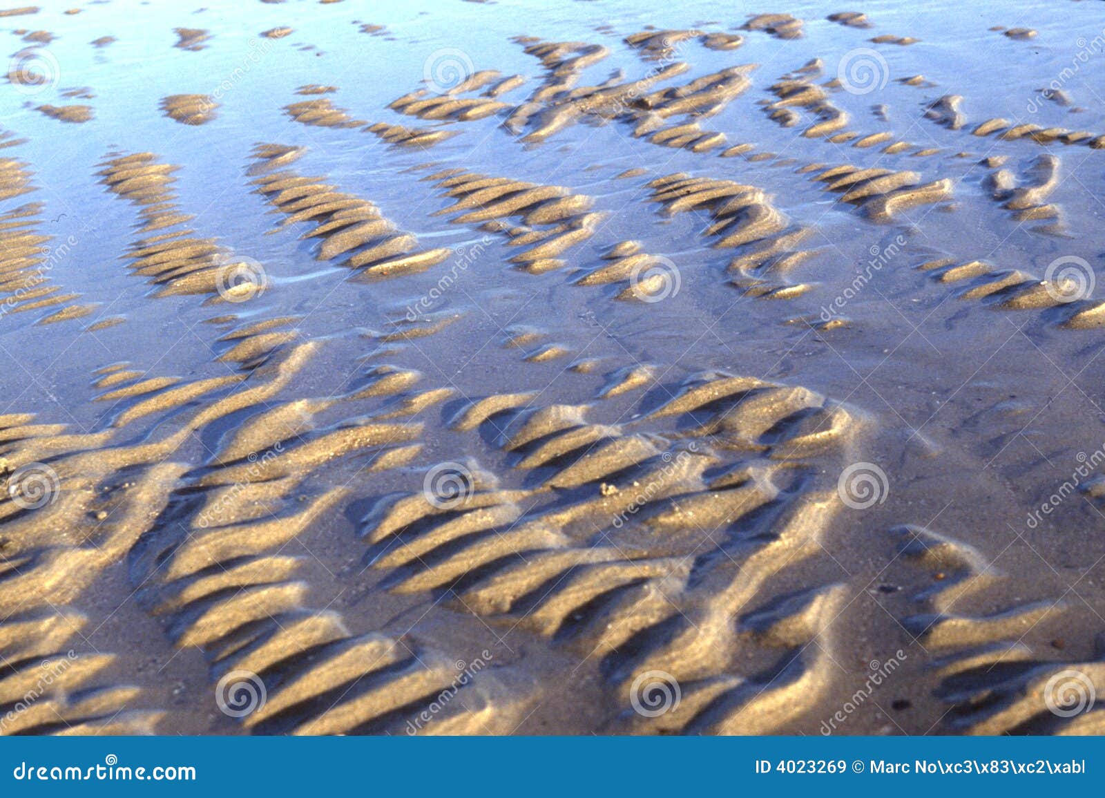 Het Zand Van Het Strand Golft Water Stock Afbeelding - Image of ...
