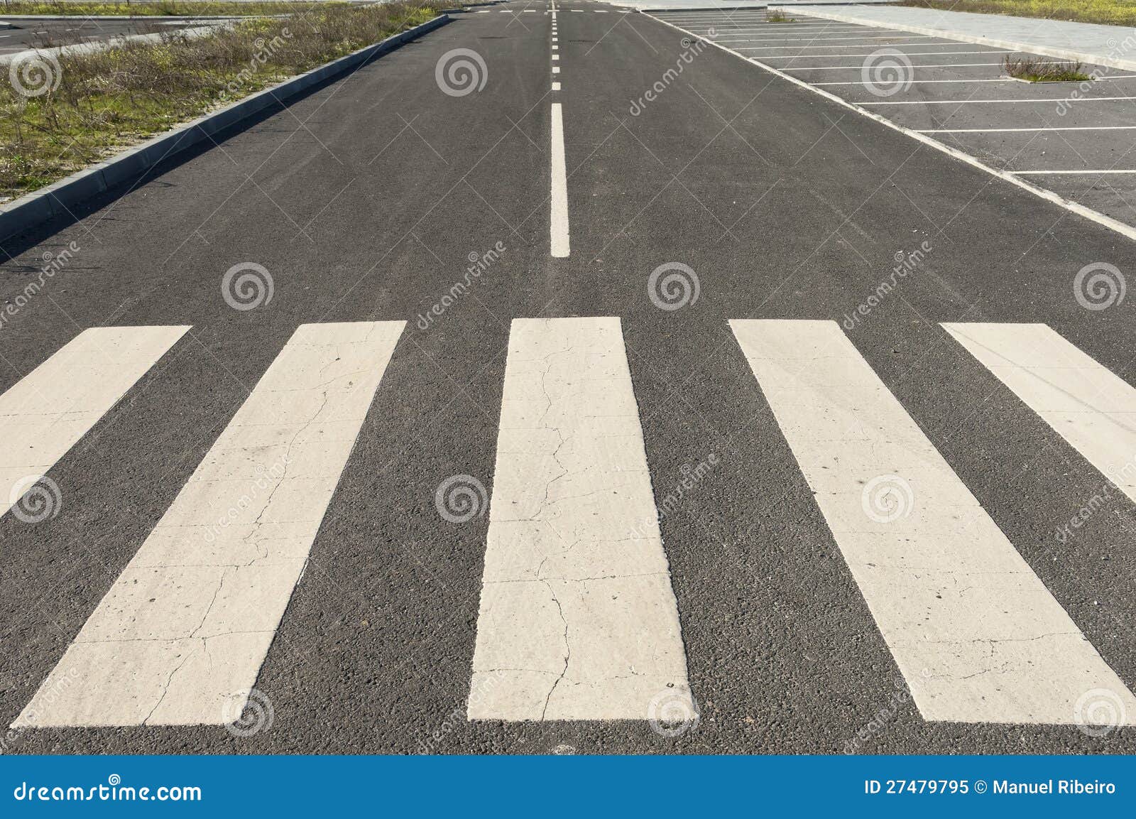 Het zebrapad van de weg stock afbeelding. Image of veiligheid - 27479795